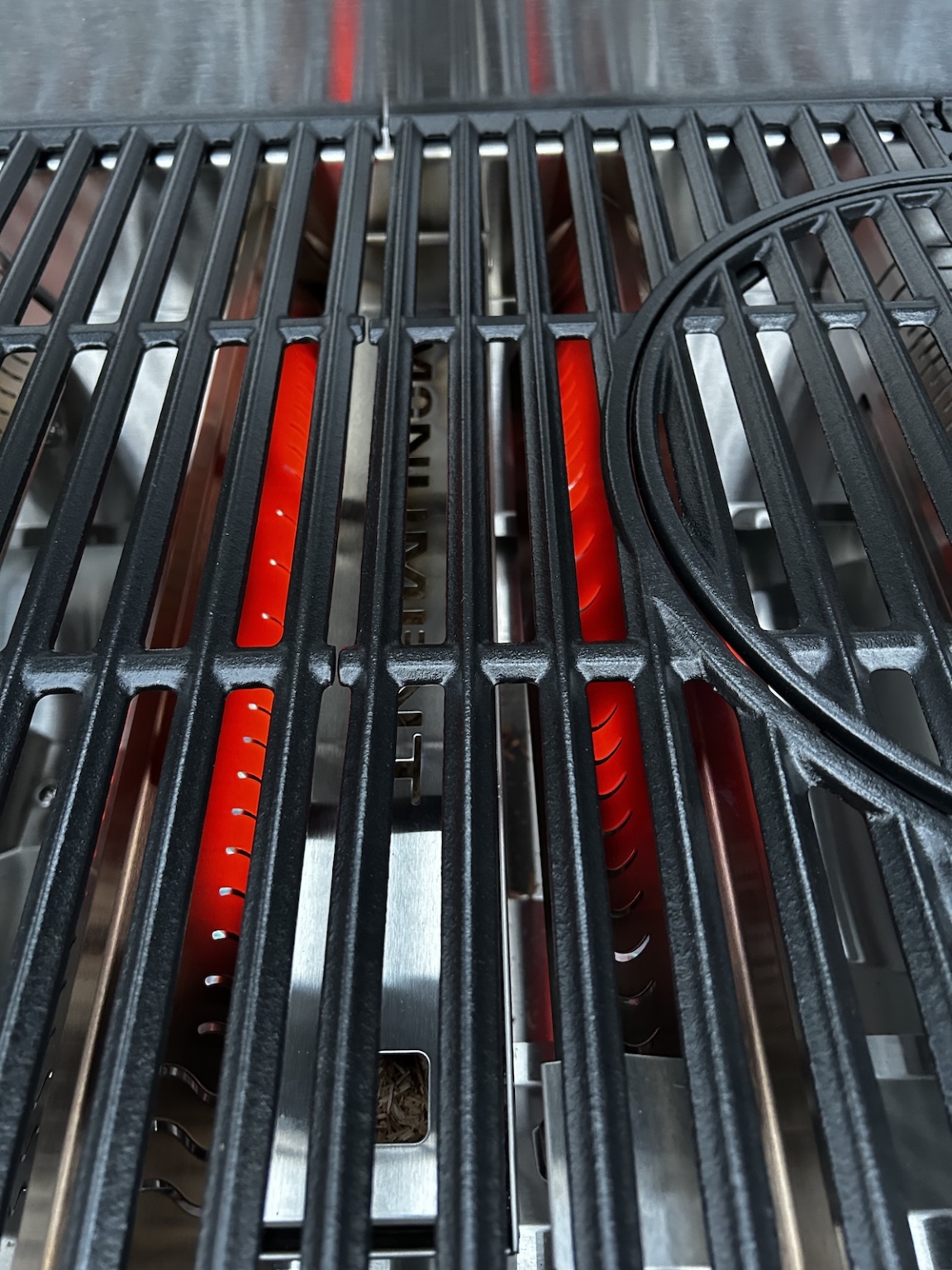 Monument Denali 605 Pro Smart Gas Grill Review And Rating | Meathead's ...